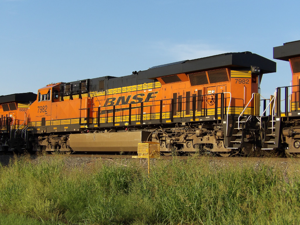 BNSF ES44C4 7982
